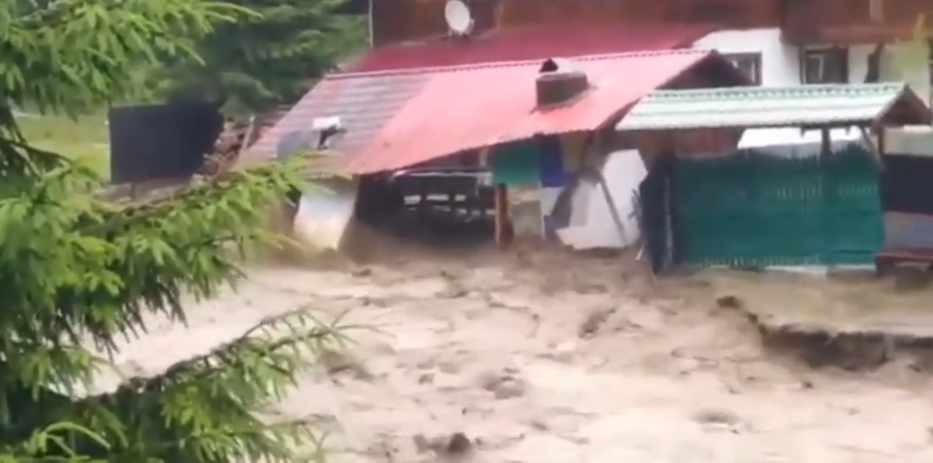 Поплави на 36 места во Романија, двајца загинати - 360 степени