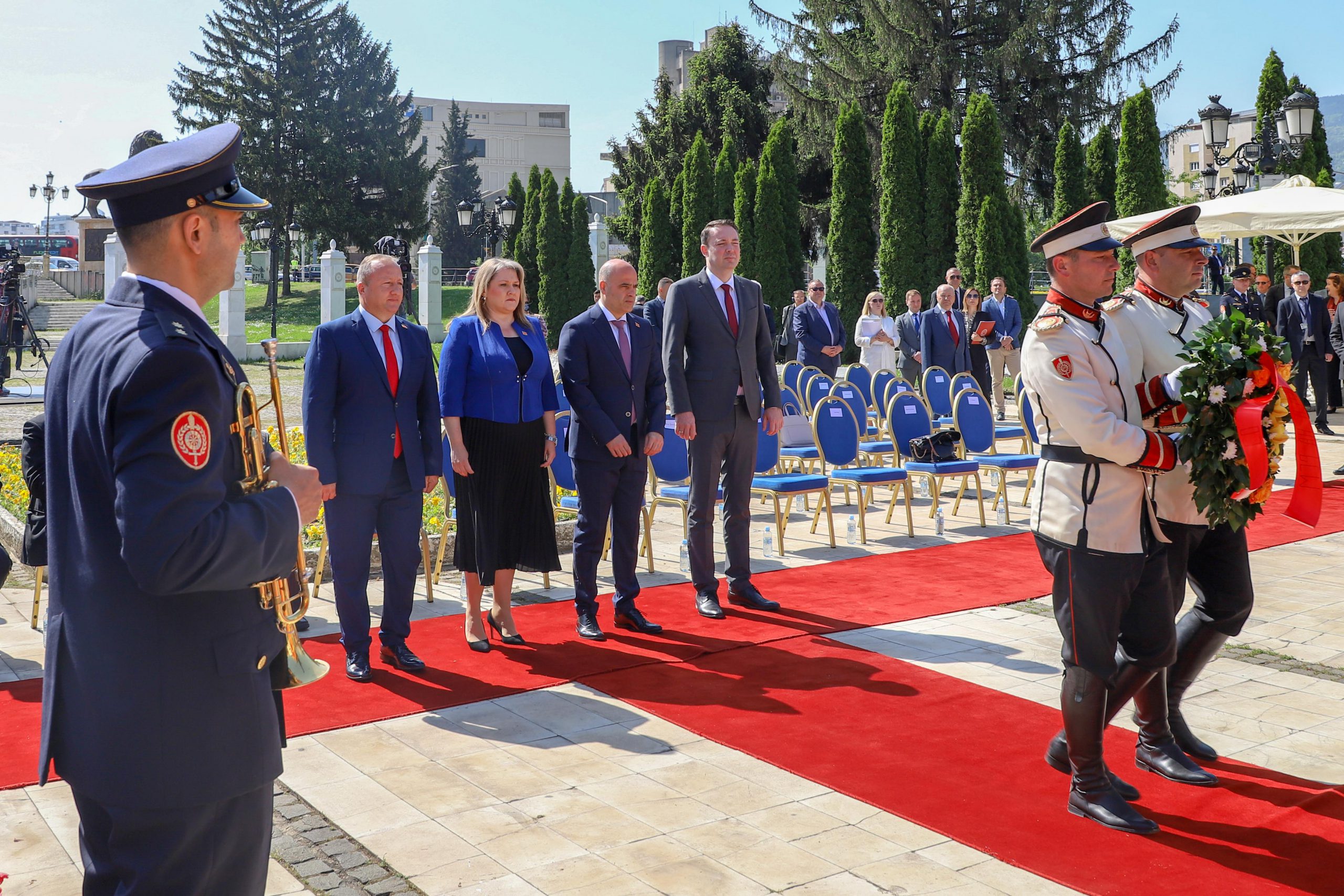 По повод 9 Мај, владина делегација положи венци цвеќе на споменикот ...