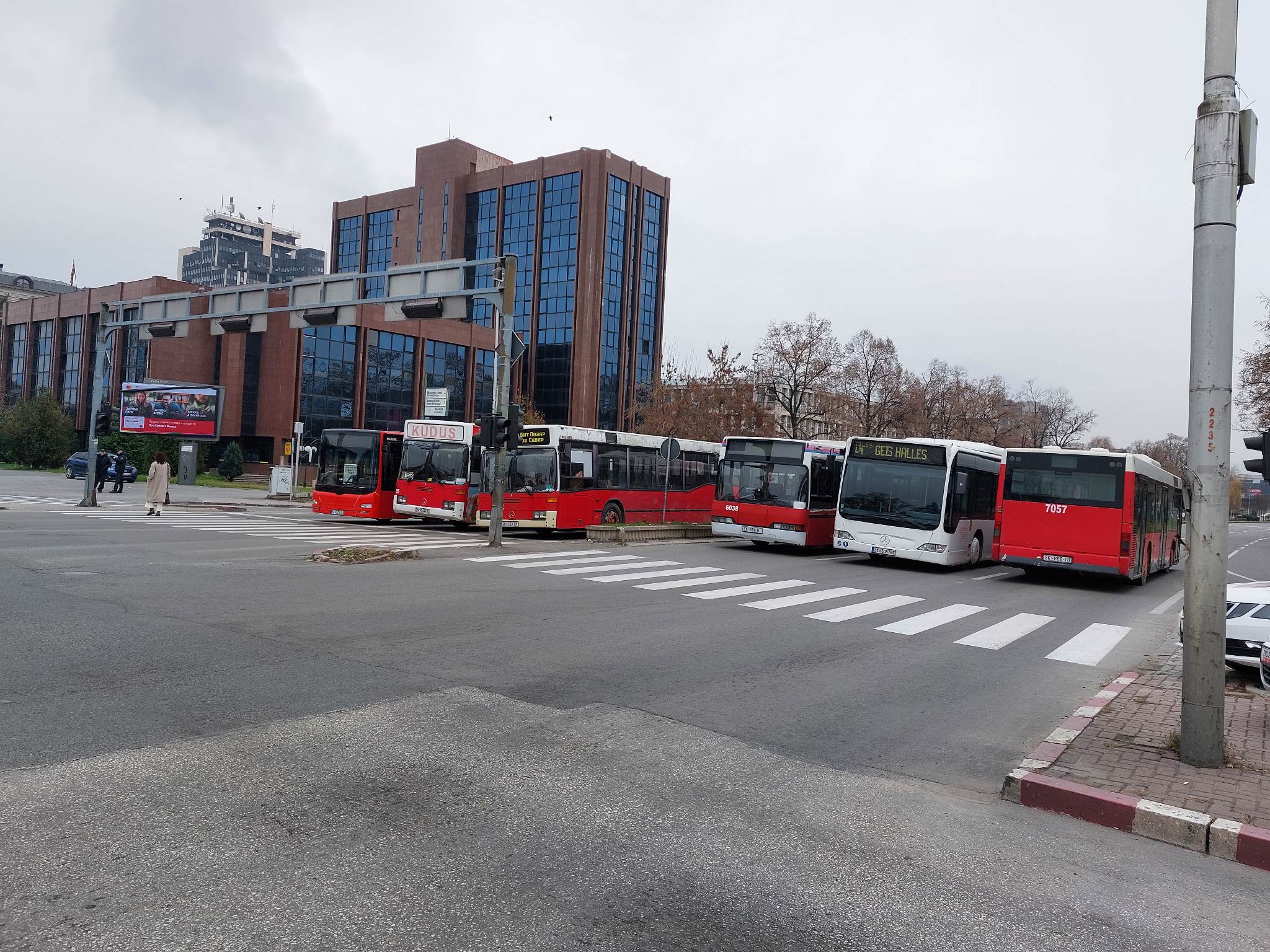 ФОТО ВИДЕО Траат блокадите на приватните превозници на четири клучни сообраќајници во Скопје