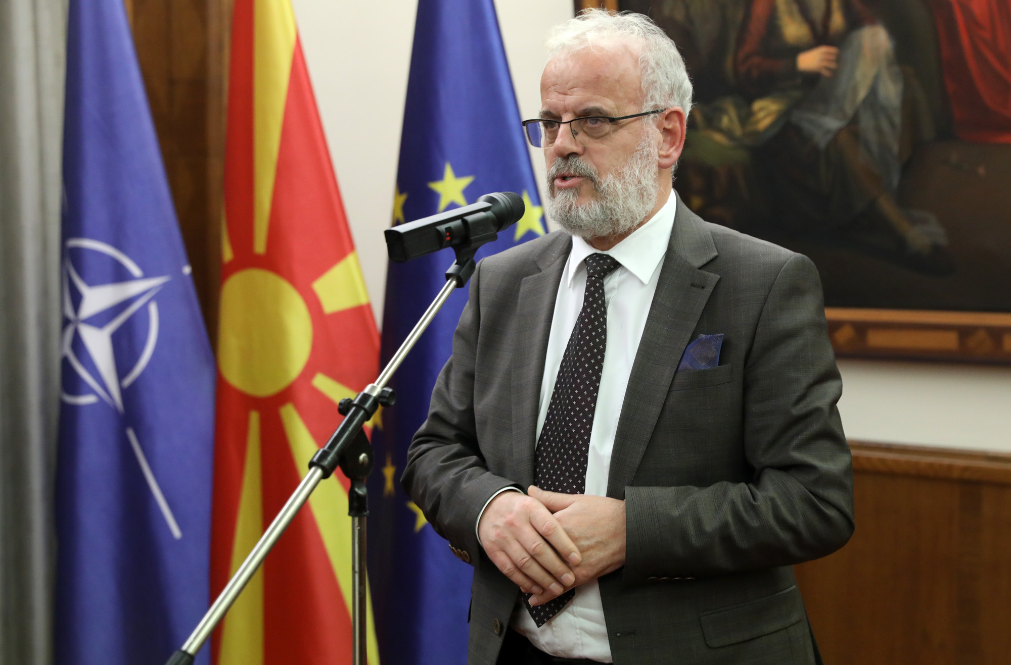 Вие сте тројца, а пратеничка група формираат најмалку пет пратеника ...