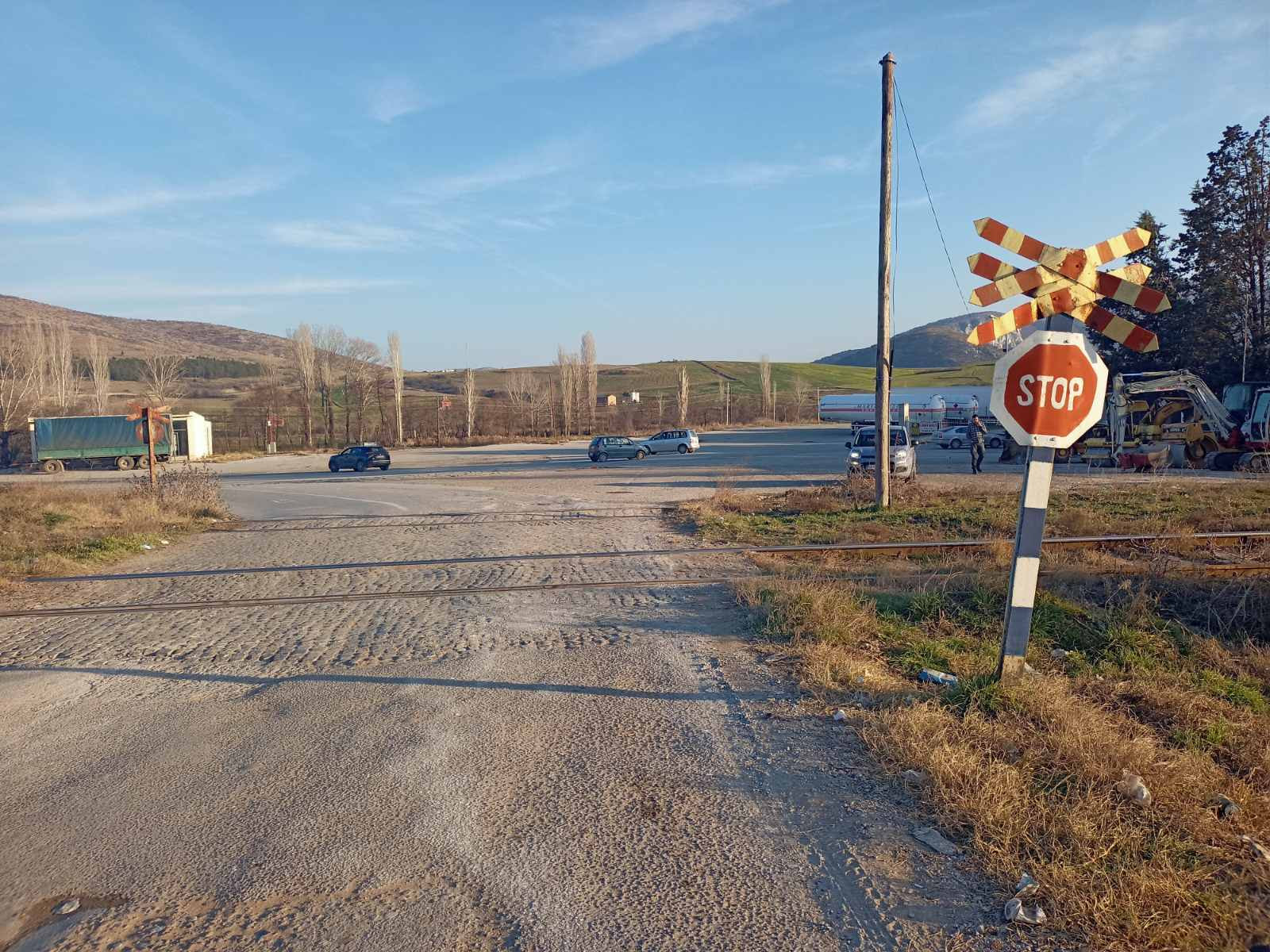 Поставете сообраќајна сигнализација на преминот на пругата кај ...