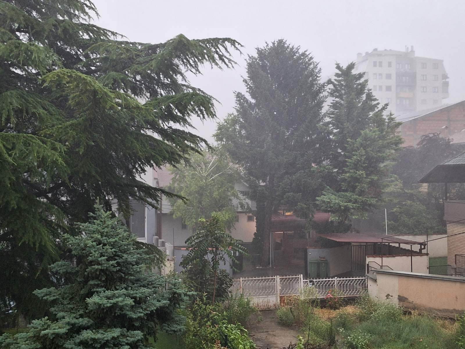 ФОТО ВИДЕО Силно невреме го зафати Скопје 360 степени