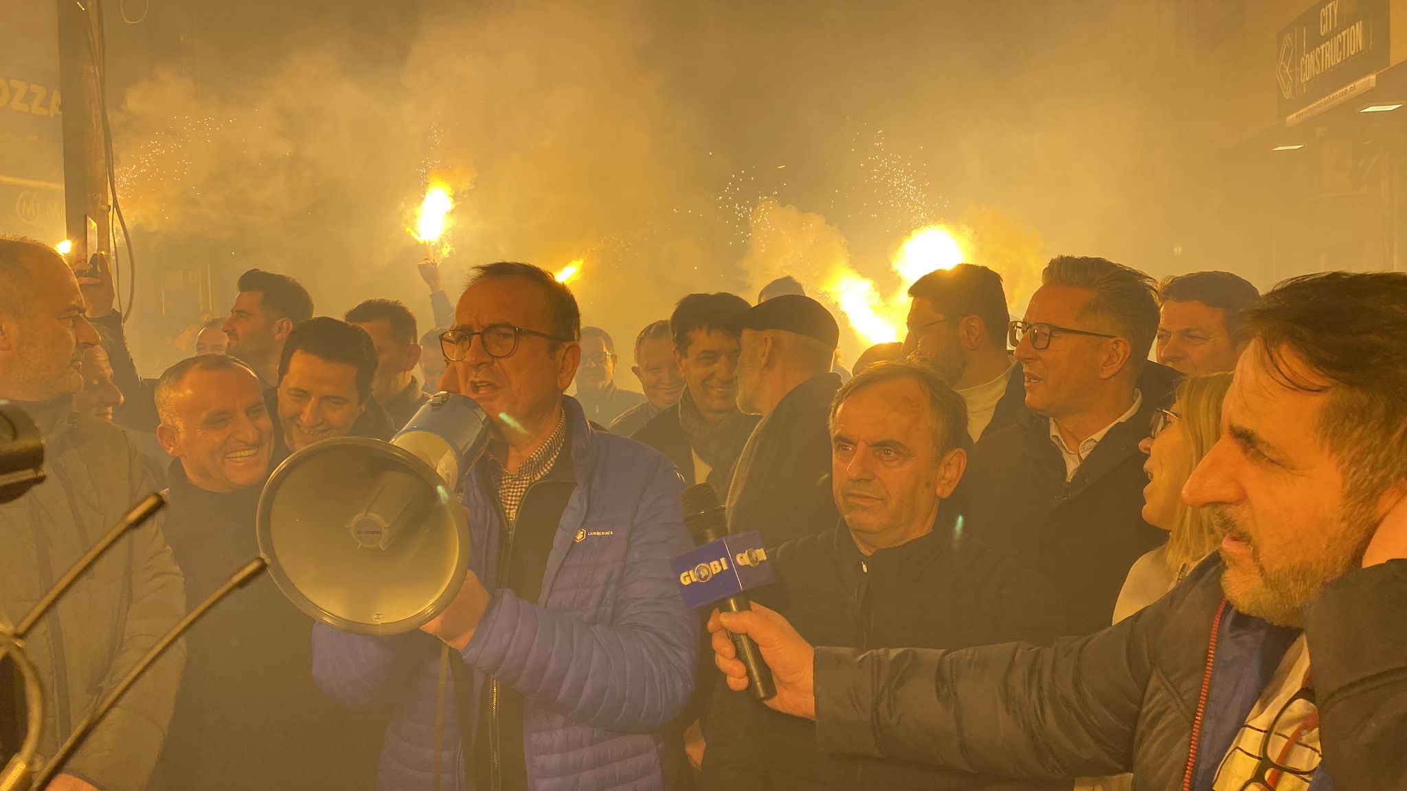 ФОТО Неколку стотици граѓани вечерва во Гостивар се собраа во поддршка на Таравари 360 степени