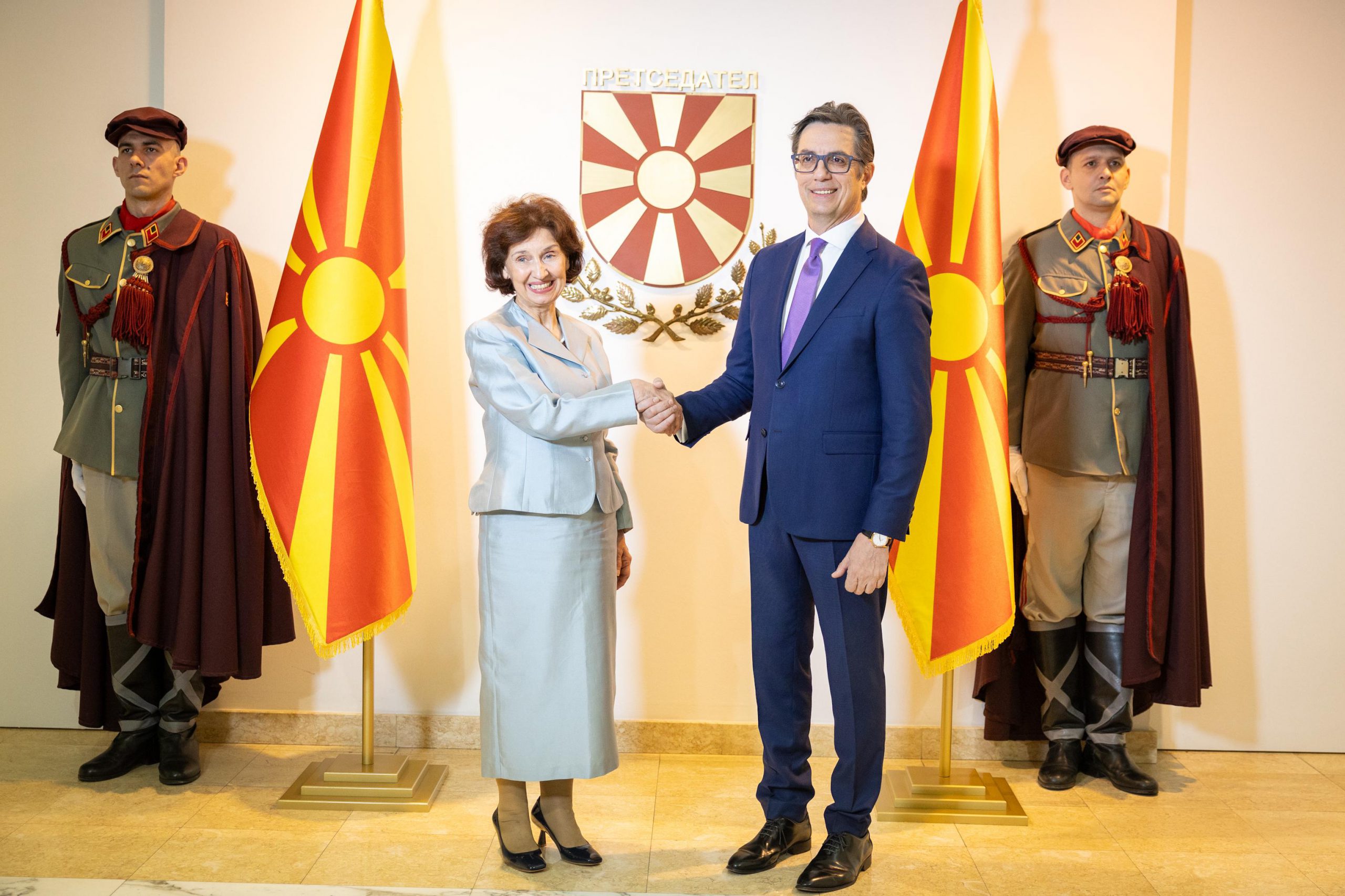 ФОТО Гордана Силјановска Давкова ја презеде функцијата од Стево Пендаровски 360 степени