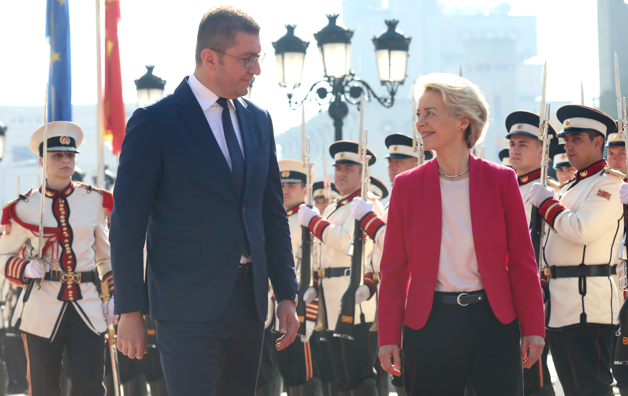 ФОТО ВИДЕО Мицкоски ја пречека Фон дер Лајен пред Владата со