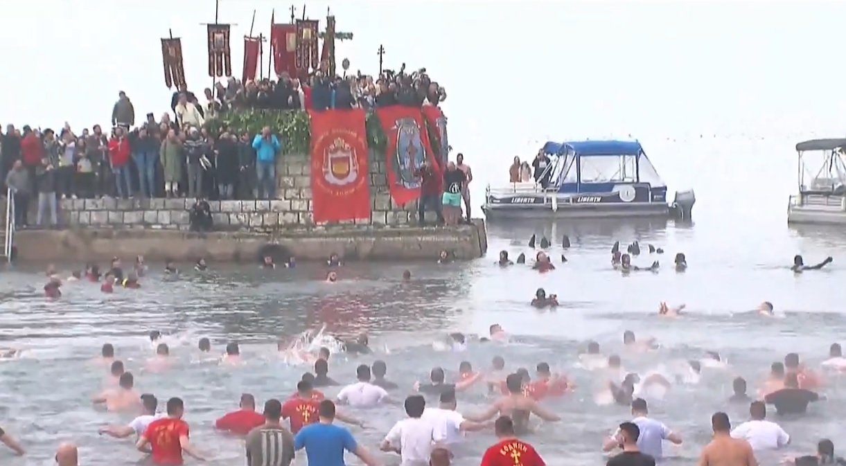 Охриѓани предвреме влегоа во езерото во обидот да го фатат светиот крст ...